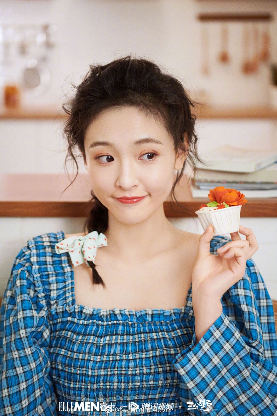 Wu Qian went back to her alma mater, Wuhan University, and took a group ...