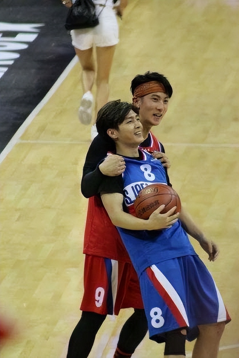 The photo of Aaron Yan and Brother Wu Zun playing basketball together ...