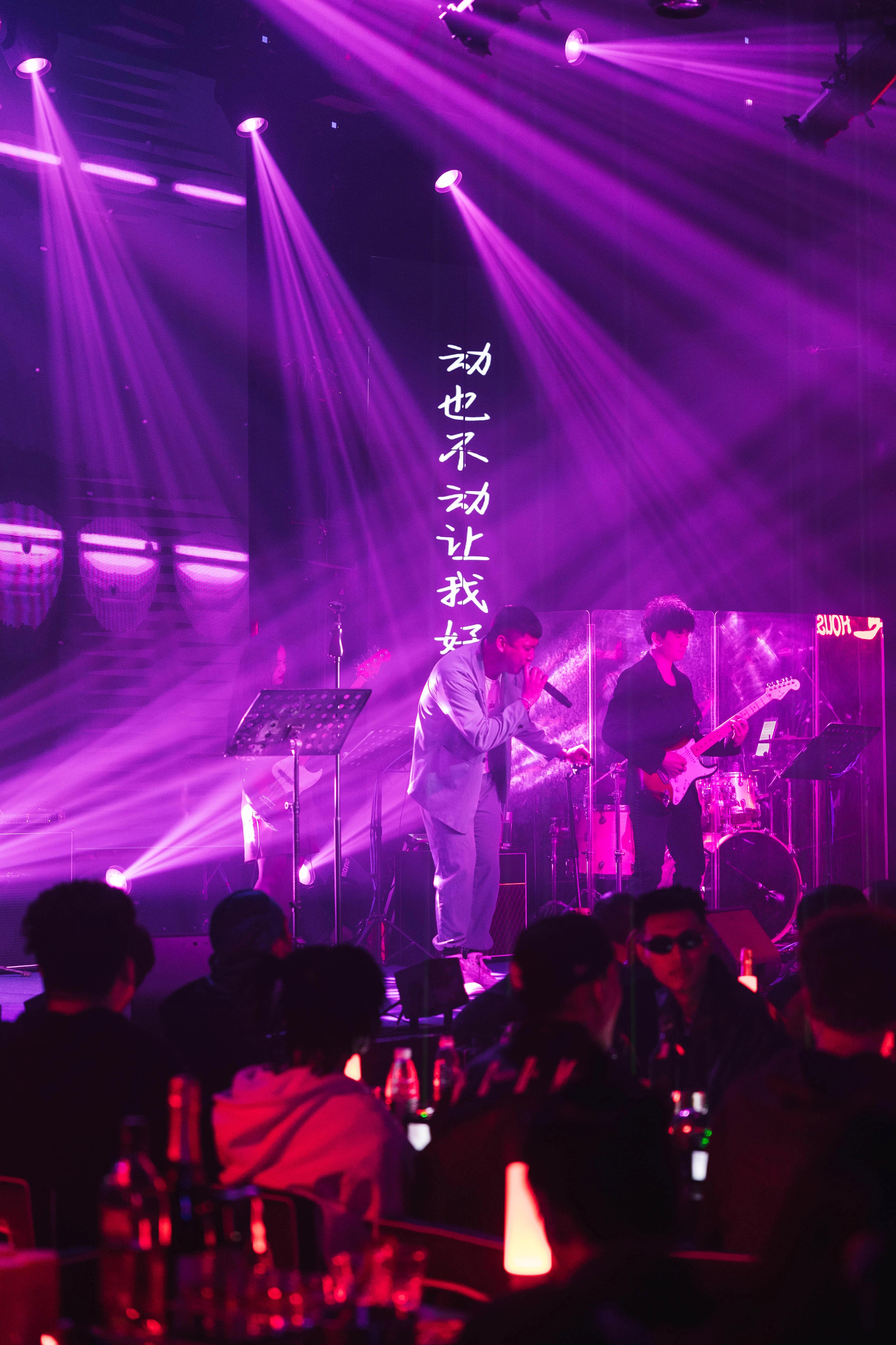 "Why do people in Guangzhou love LIVE HOUSE?" - iNEWS