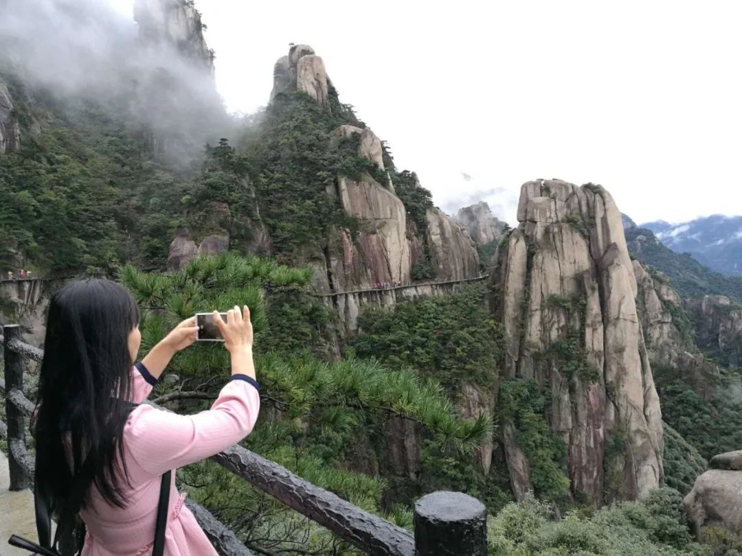 Pen-painted flower terrace, outlines great mountains and rivers - iNEWS