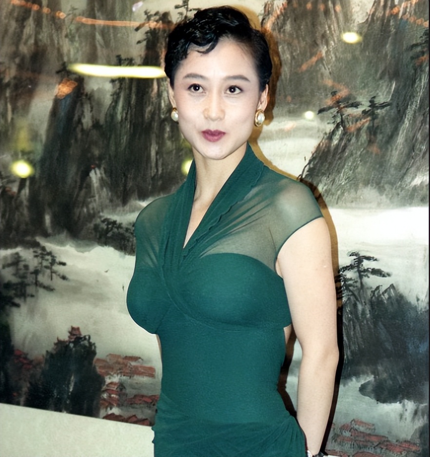 Jet Li posted a recent photo of his wife, 61-year-old Li Zhi is aging ...