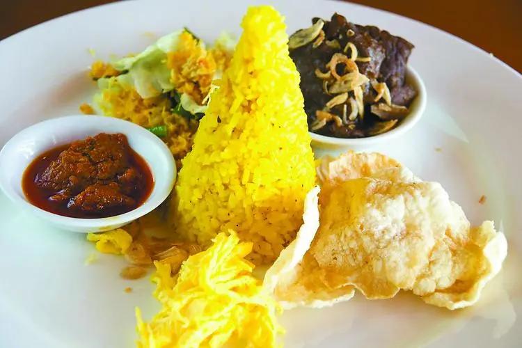 Thai authentic street food, turmeric chicken rice with special taste ...