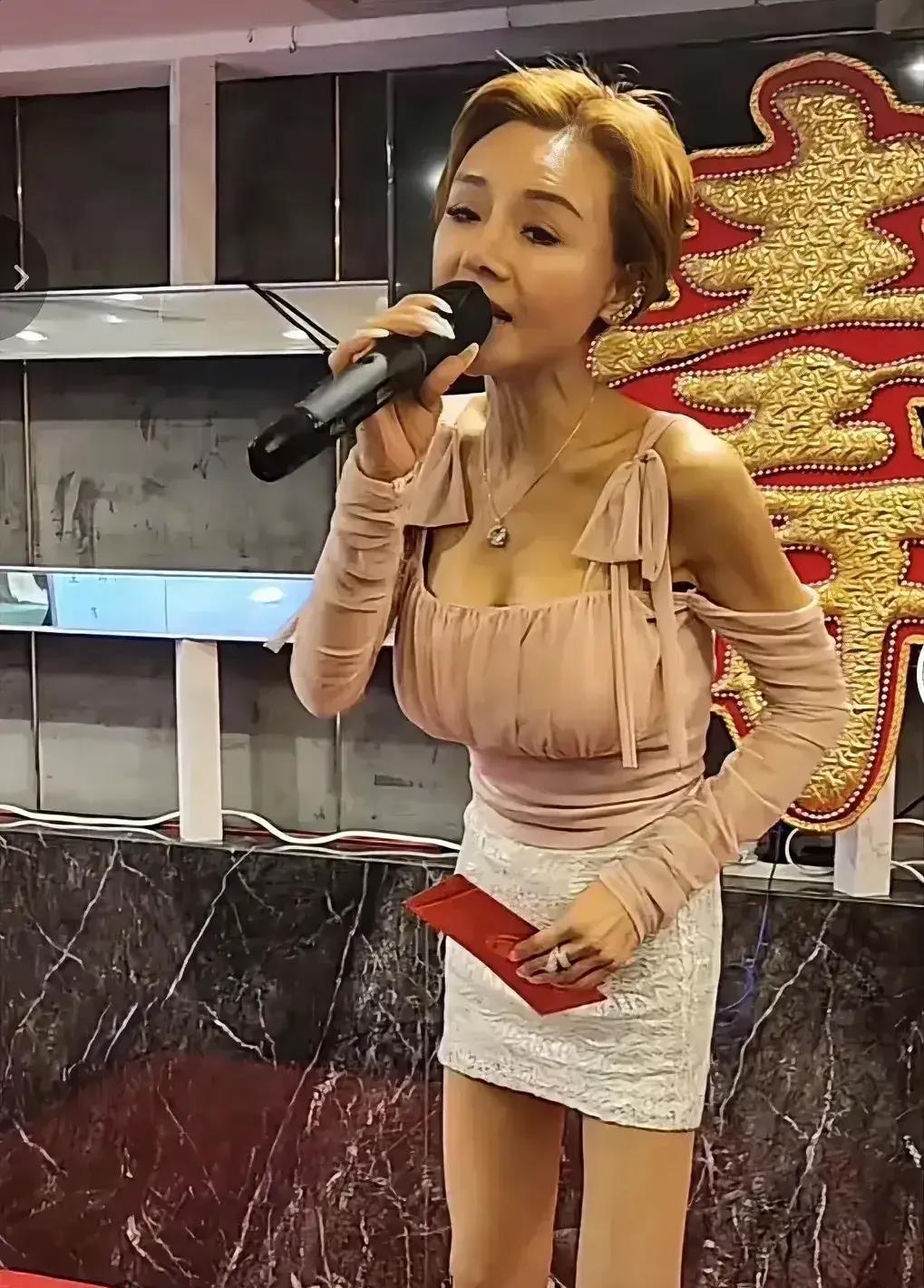 Recent photos of veteran Hong Kong star Yip Mei, she is so thin that she is out of shape and her ...