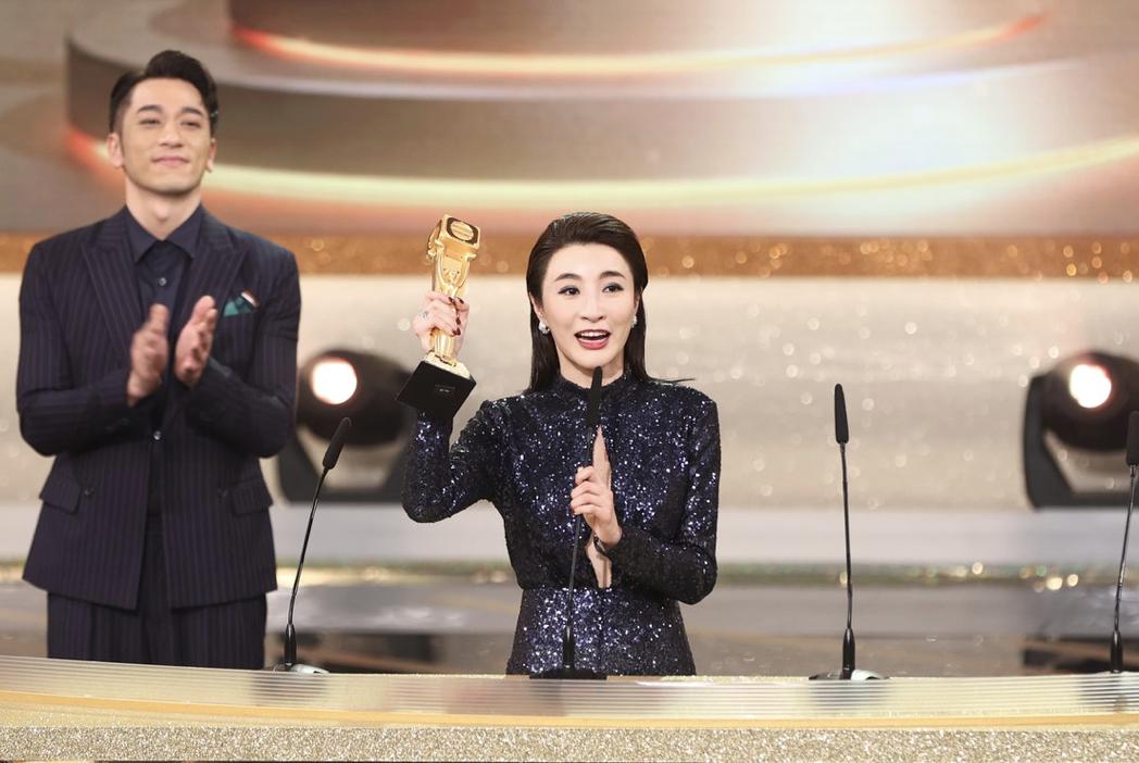 Zhong Jiaxin participated in the TVB awards ceremony, dressed up to show off the wild beauty ...