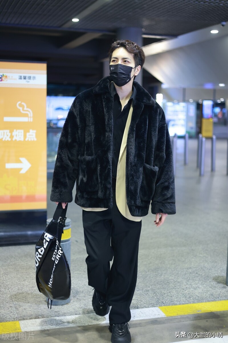 Qin Fen arrived at Shanghai Airport, wearing a black woolen jacket and ...
