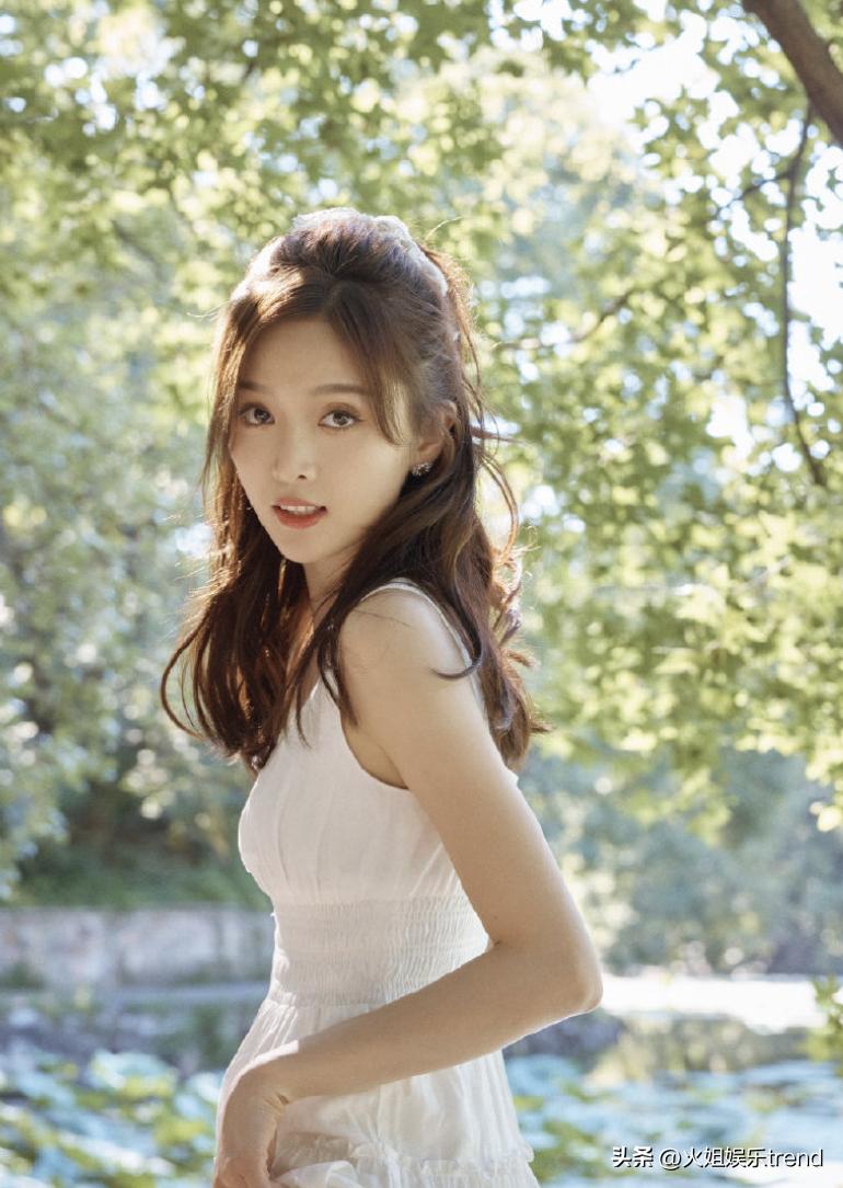 Xu Mengjie took a group photo of Wu Xuanyi and Liu Xiening and shared the holiday plog - iNEWS