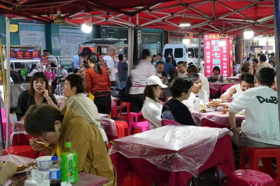 "Premature", "Middle" and "Midnight", in Wuhan, eat, eat, eat - iNEWS