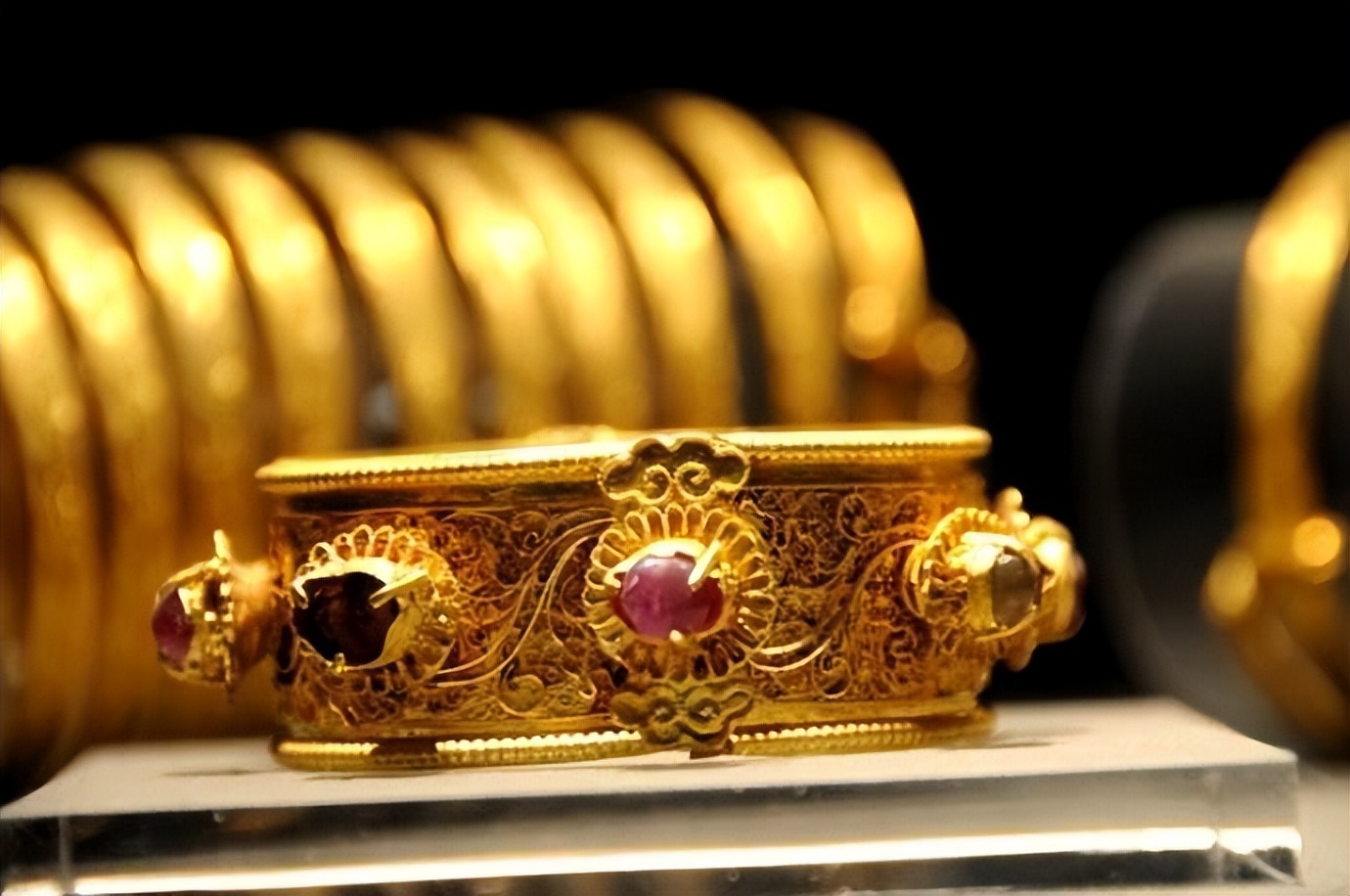 Explore the origin and development of ancient armbands, their aesthetic ...