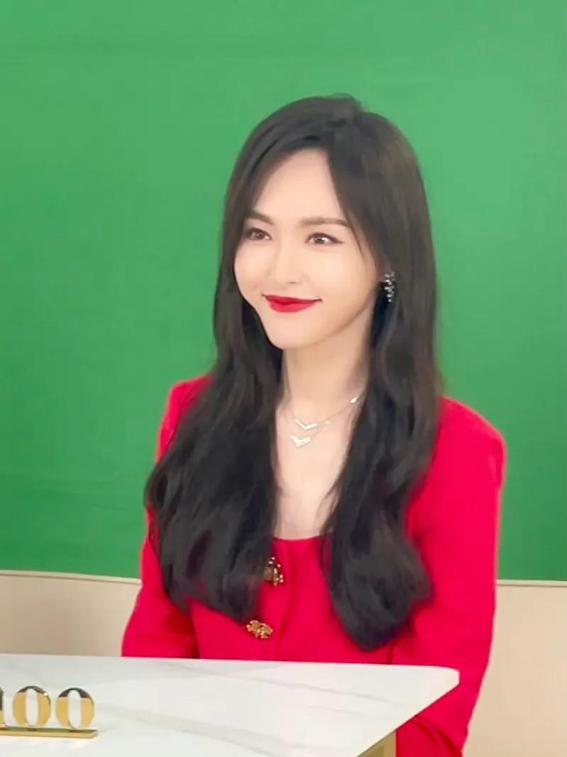 Tang Yan smiled lightly, very touching, beautiful - iNEWS