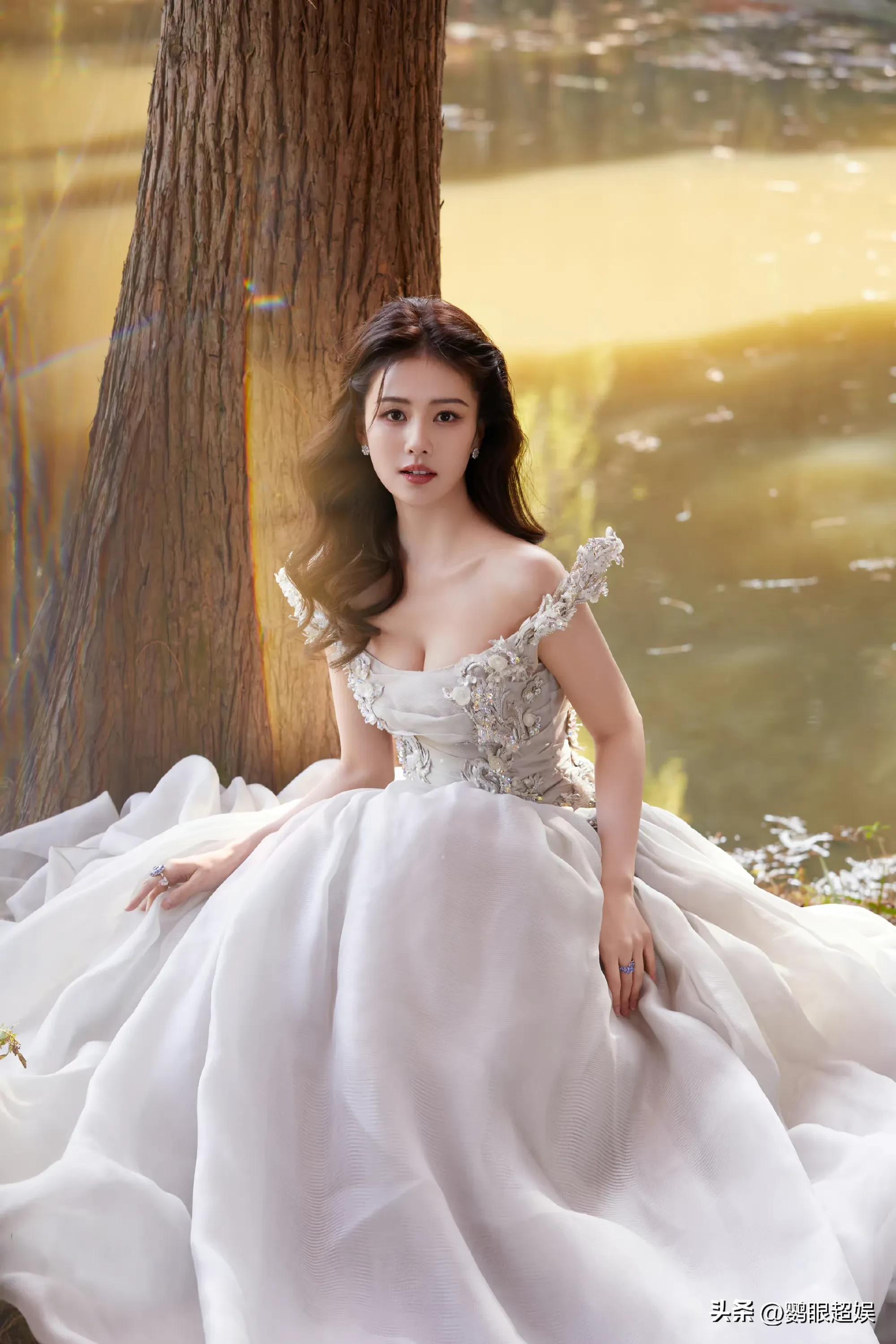 The photo of Bailu's latest tube top dress, the princess in the castle ...