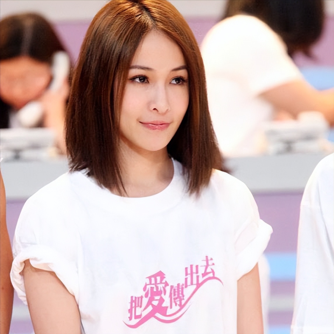 The face is full of technology, and the fat and slack face is stiff and ...