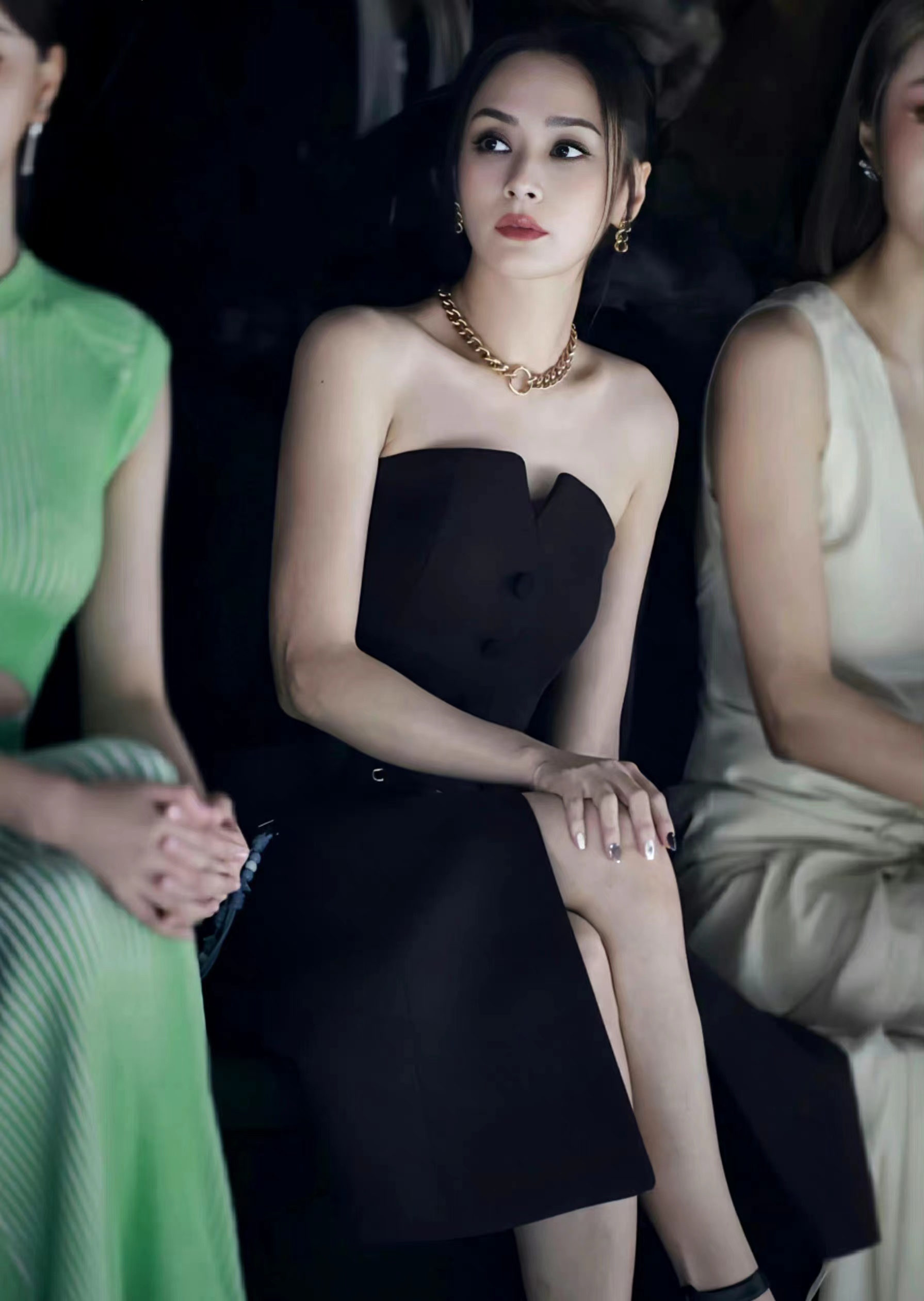 Gillian watched the show at Shanghai Fashion Week, wearing a black tube ...