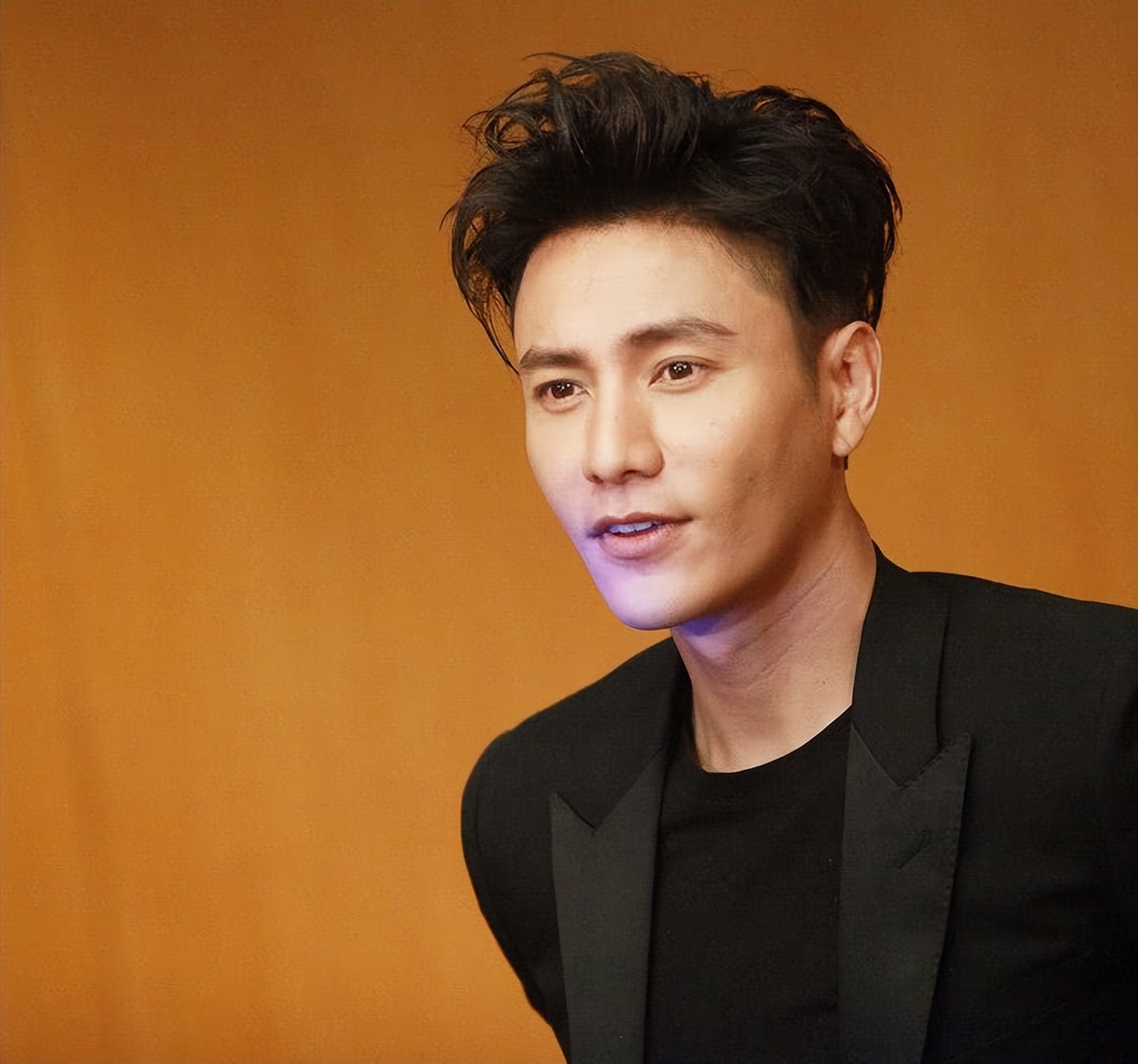 Chen Kun's son shows off his luxury car like crazy! His appearance ...