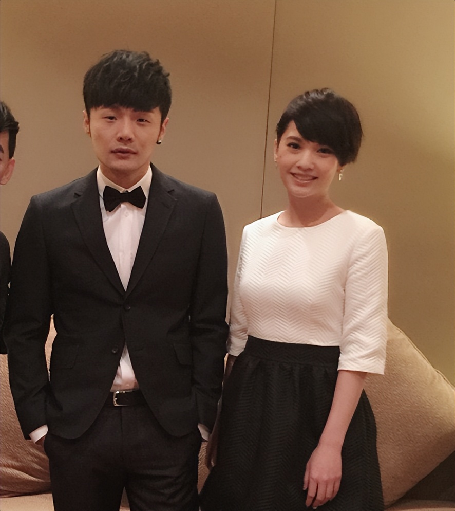 Rainie Yang confesses to Li Ronghao at the concert: Meeting you is the ...