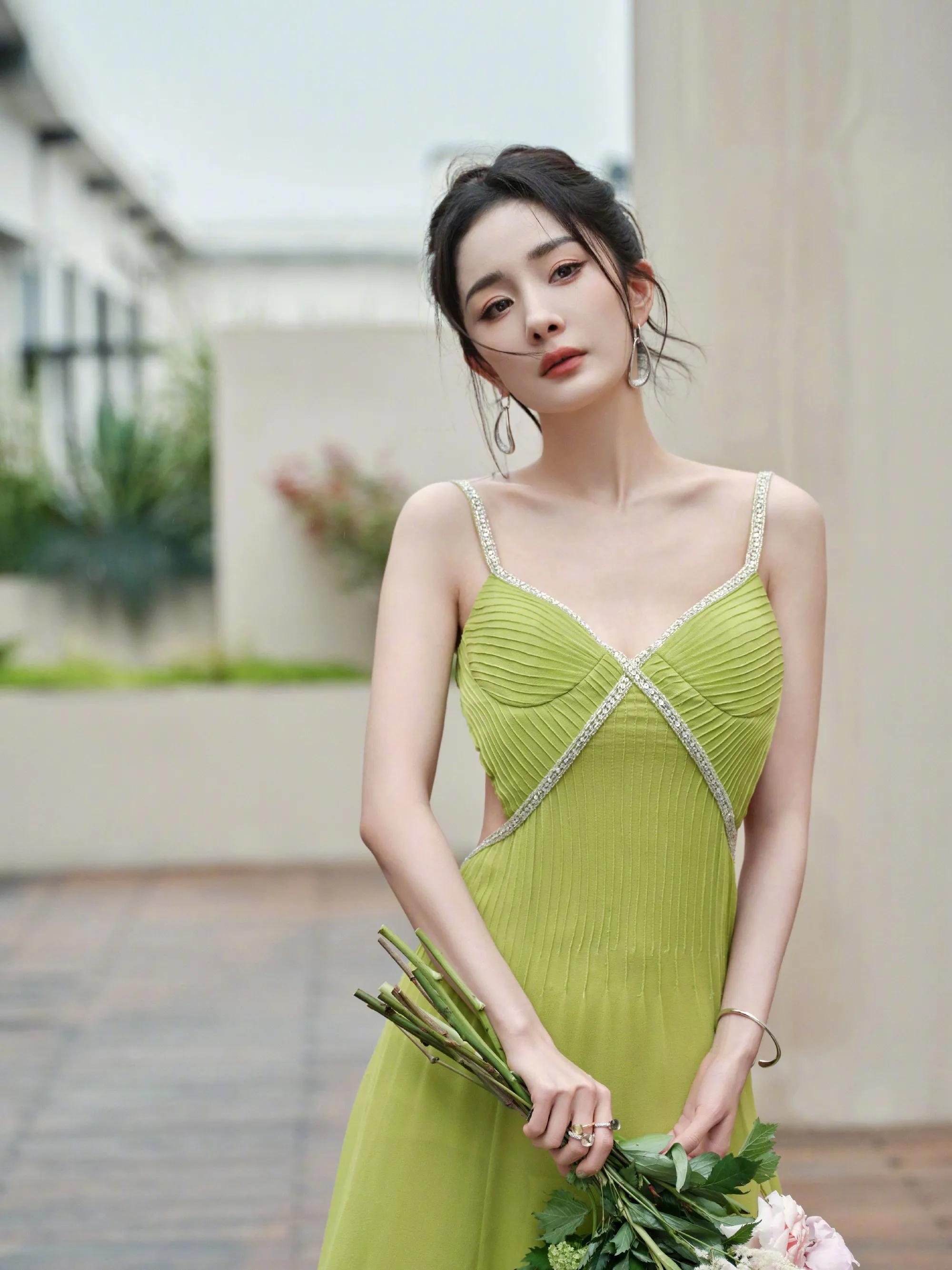 Yang Mi [green sling backless slit dress] Hua Hua Hua Hua, do you love ...