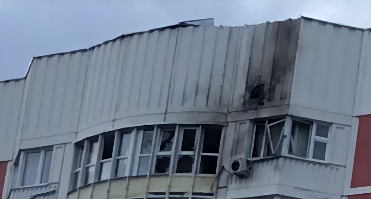 Into Moscow! What signals are released when 8 drones go up together ...