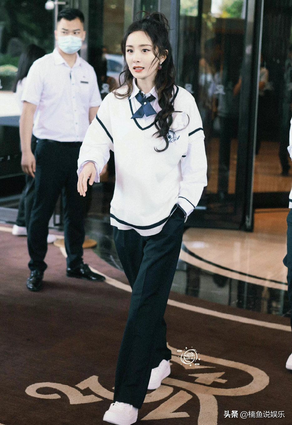 Still Yang Mi can play!Wearing a school uniform to record a program to ...