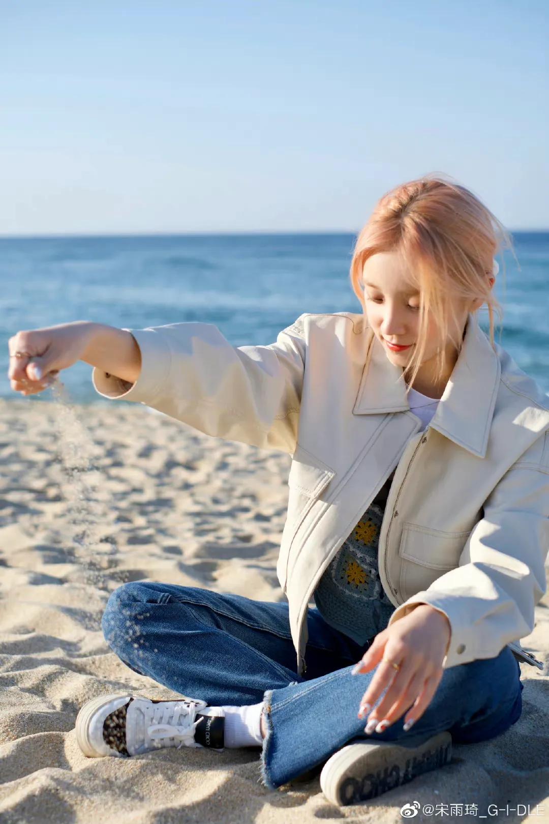Song Yuqi's pink hair is so beautiful - iNEWS
