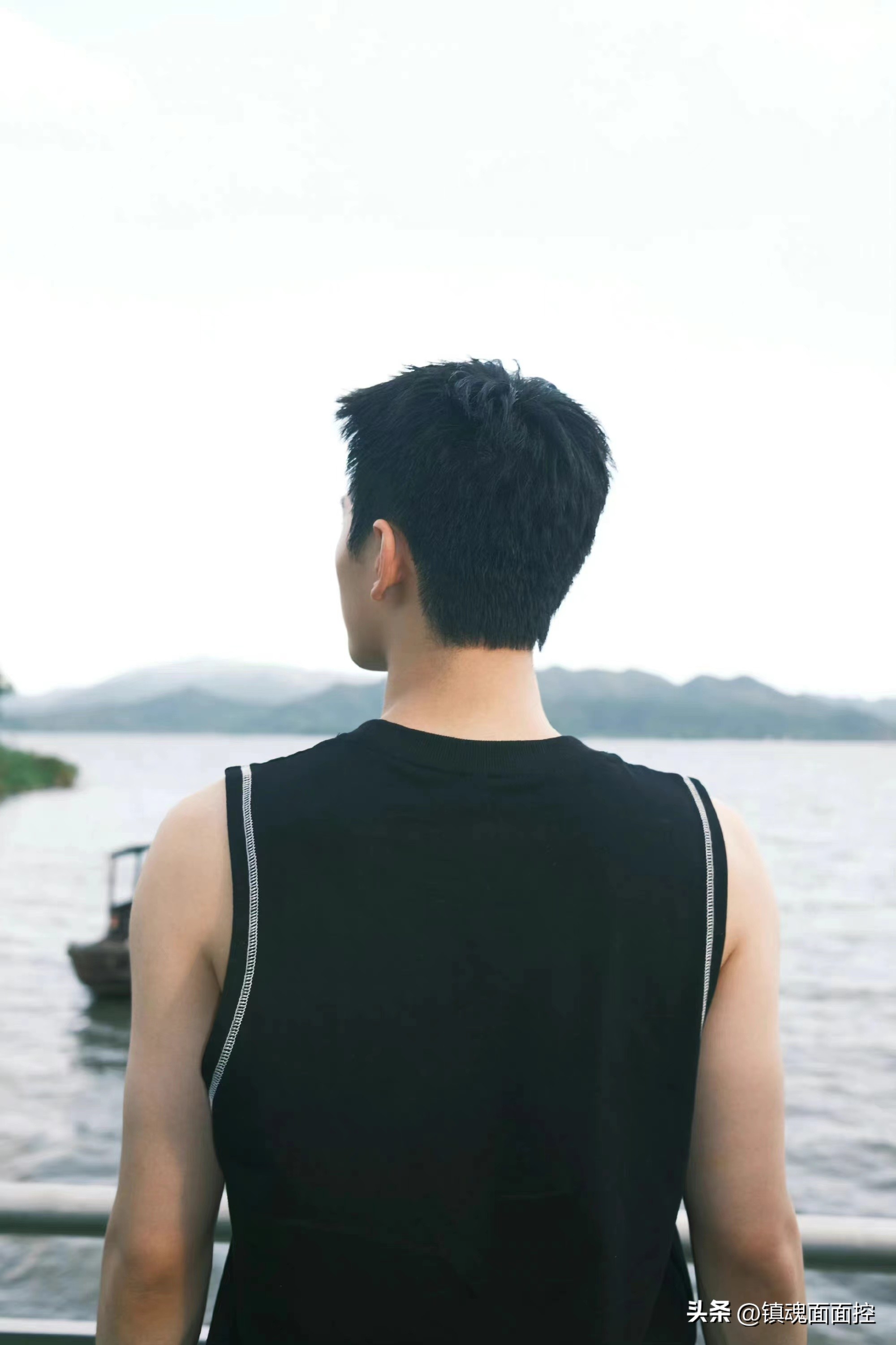 Yang Yang Lake's latest four-grid photo, with beautiful muscle lines ...