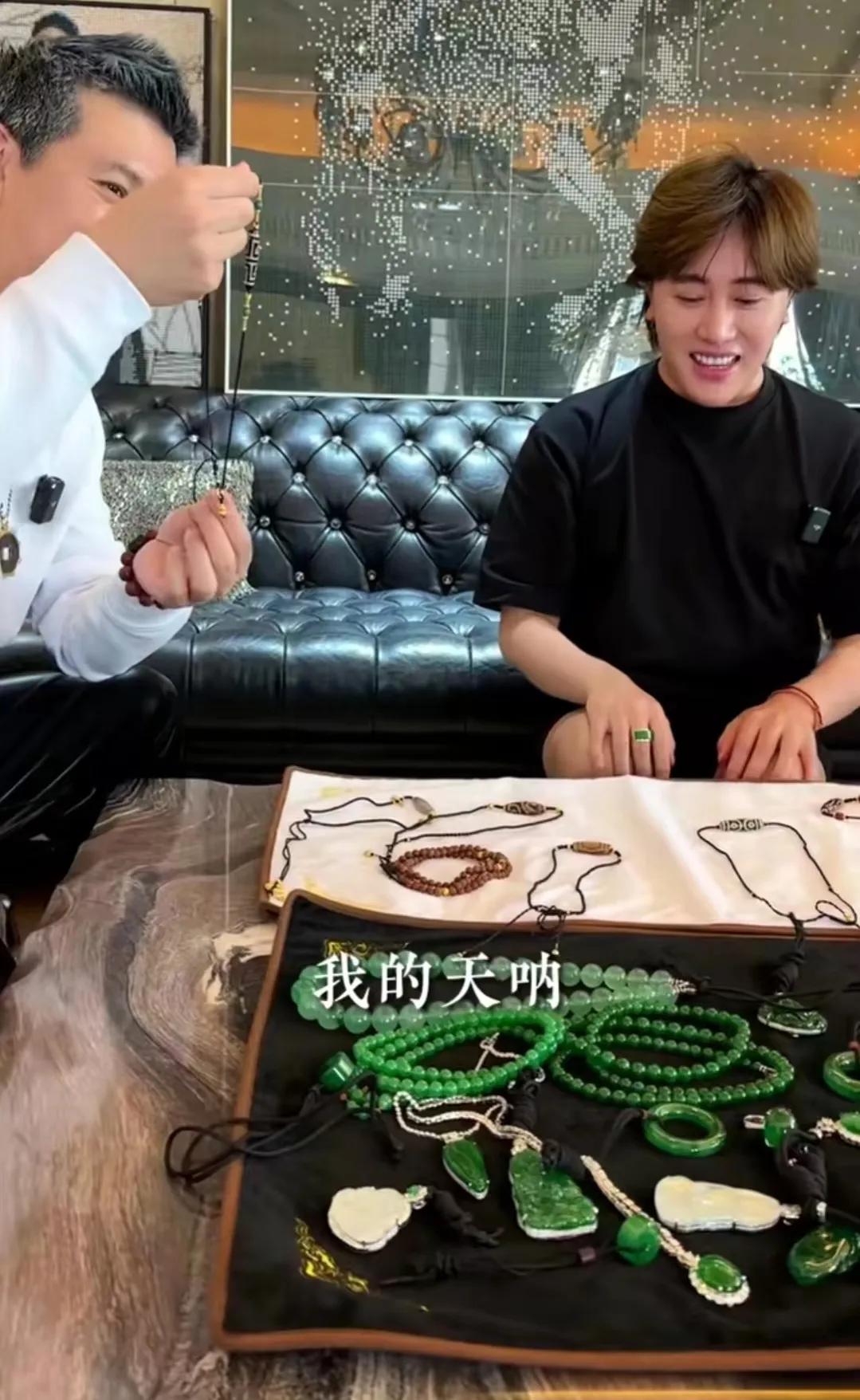 Celebrity Yang Zi made a video showing the valuable ten-eyed dzi ...