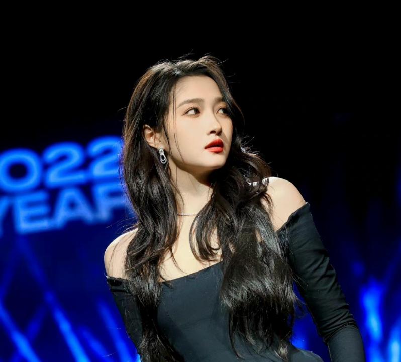 Internet celebrity "Yi Mengling" competed with Guan Xiaotong on the ...