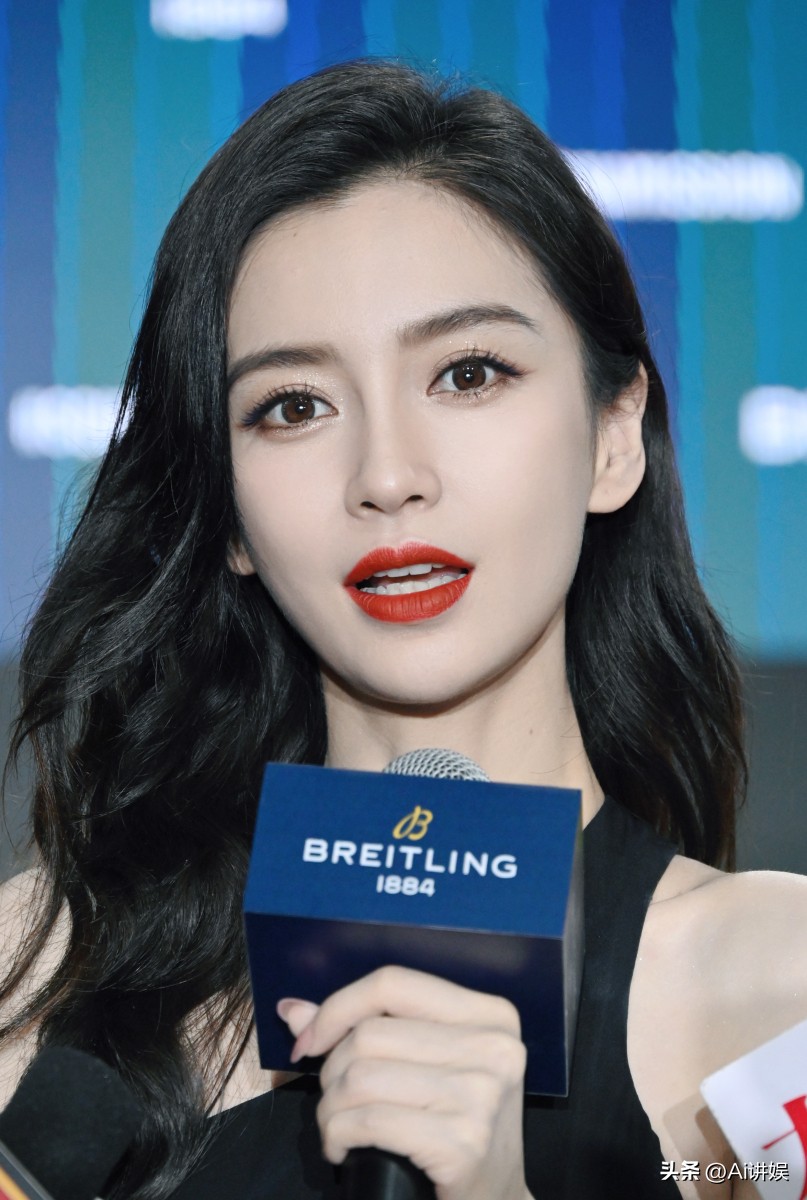 Baby Jin Jing Yeqi passed by the Shanghai Convention and Exhibition Center and calmly introduced ...