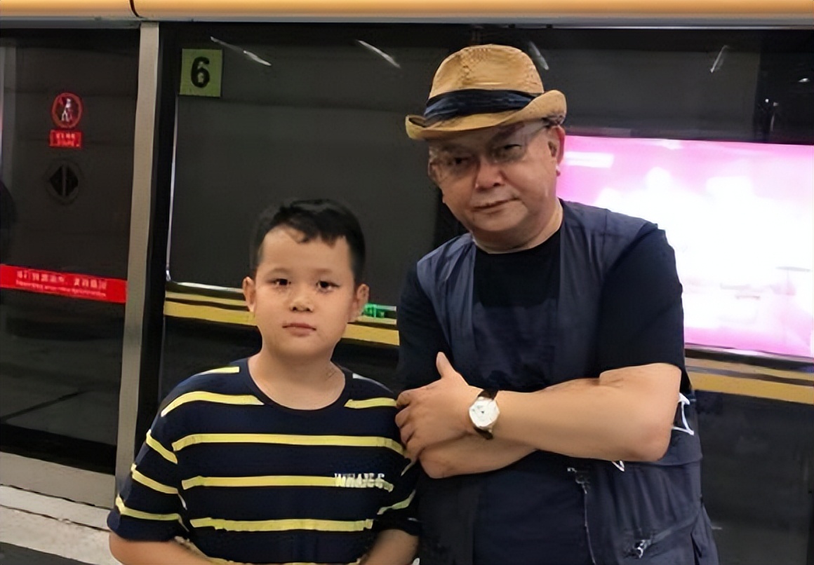 75-year-old Wang Gang and his son watched the football game, 12-year-old Wang Yiding was ...