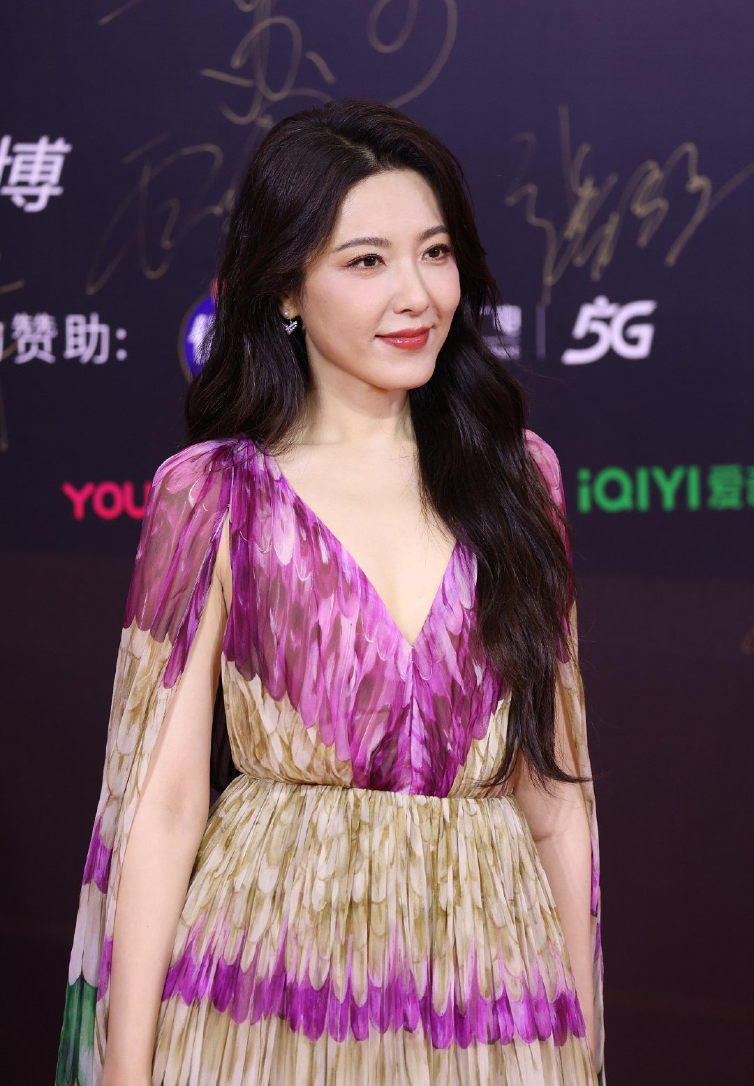 46-year-old Zeng Li and 24-year-old Zhao Lusi are in the same frame ...