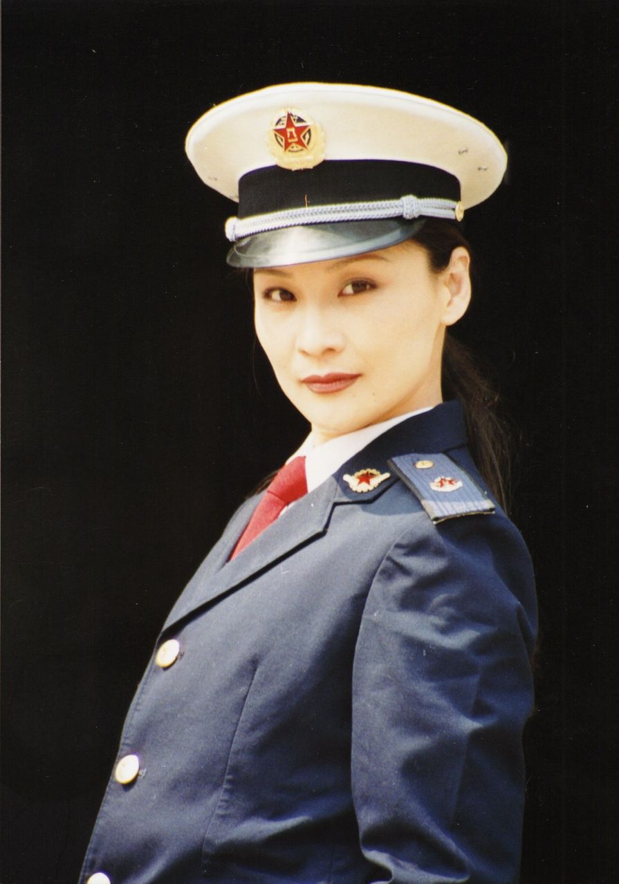 Singer Fan Linlin: Accompanying her deceased parents with two military ...