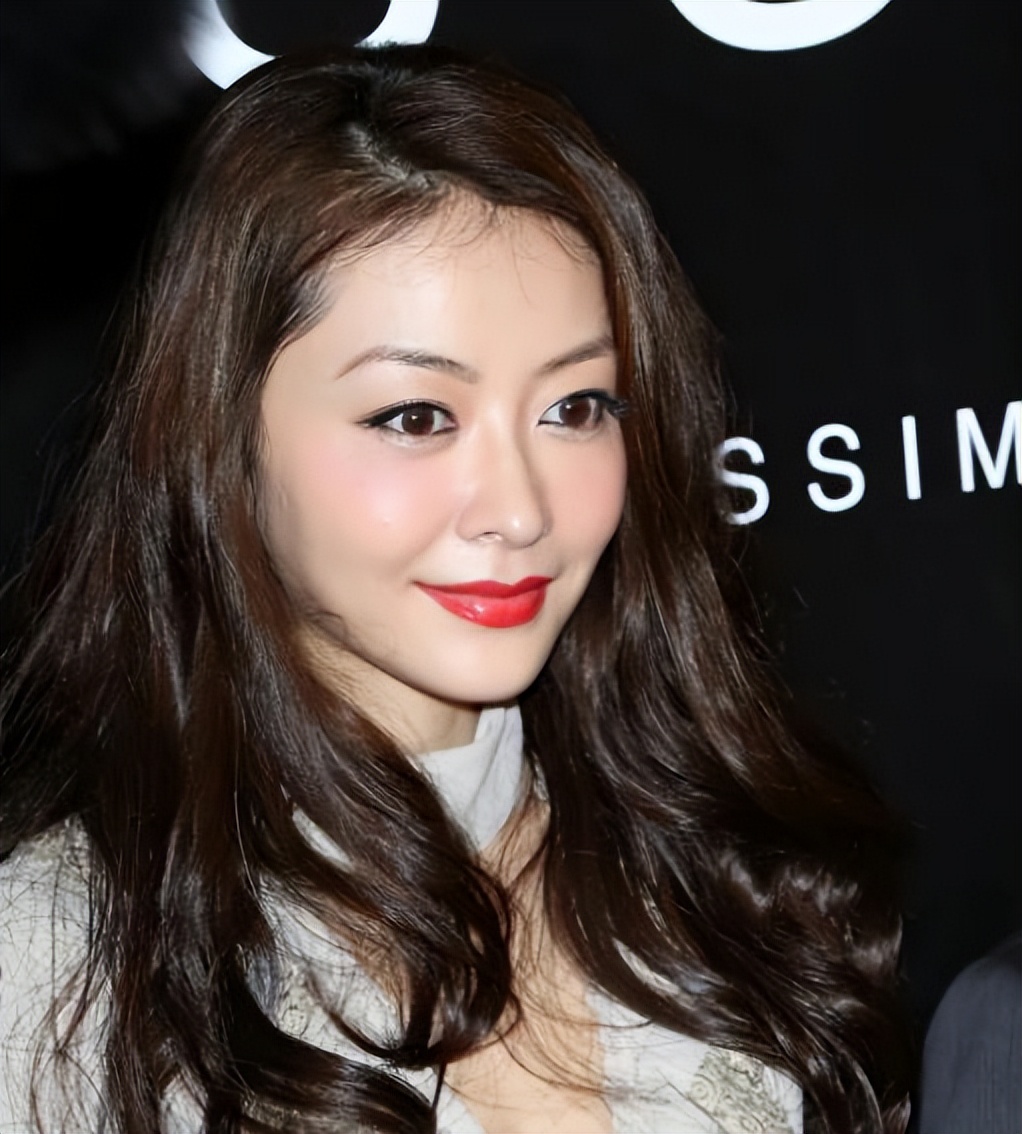 Xiong Dailin attends business activities, she is as beautiful as a girl ...