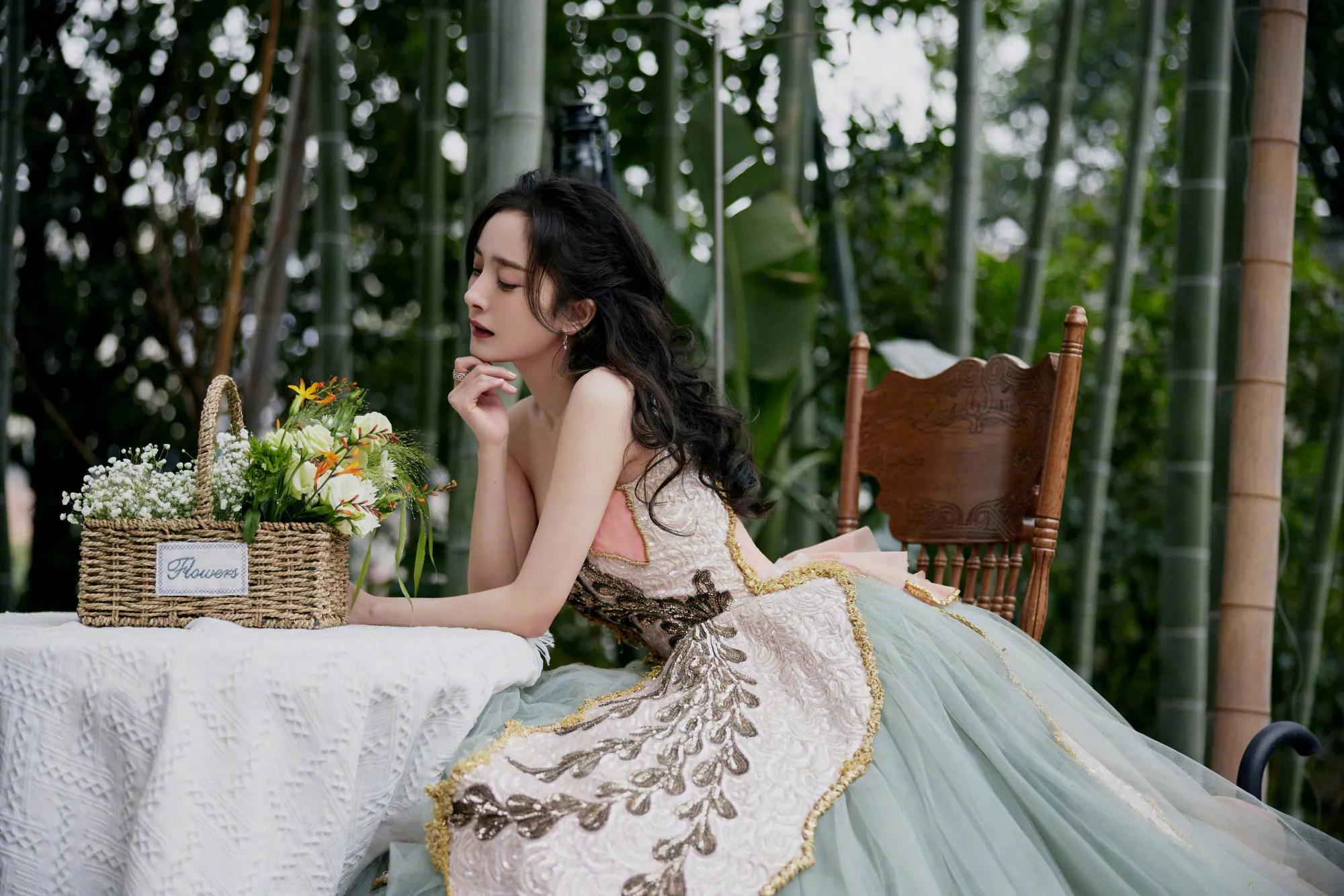 The style of Yang Mi's party is too charming!Wearing high-definition ...
