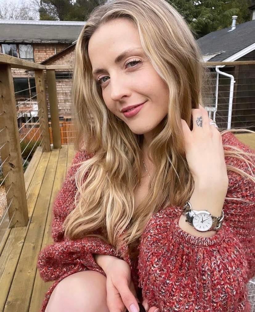 Karla Kush (Karla Kush), long blond hair, beautiful face and perfect ...