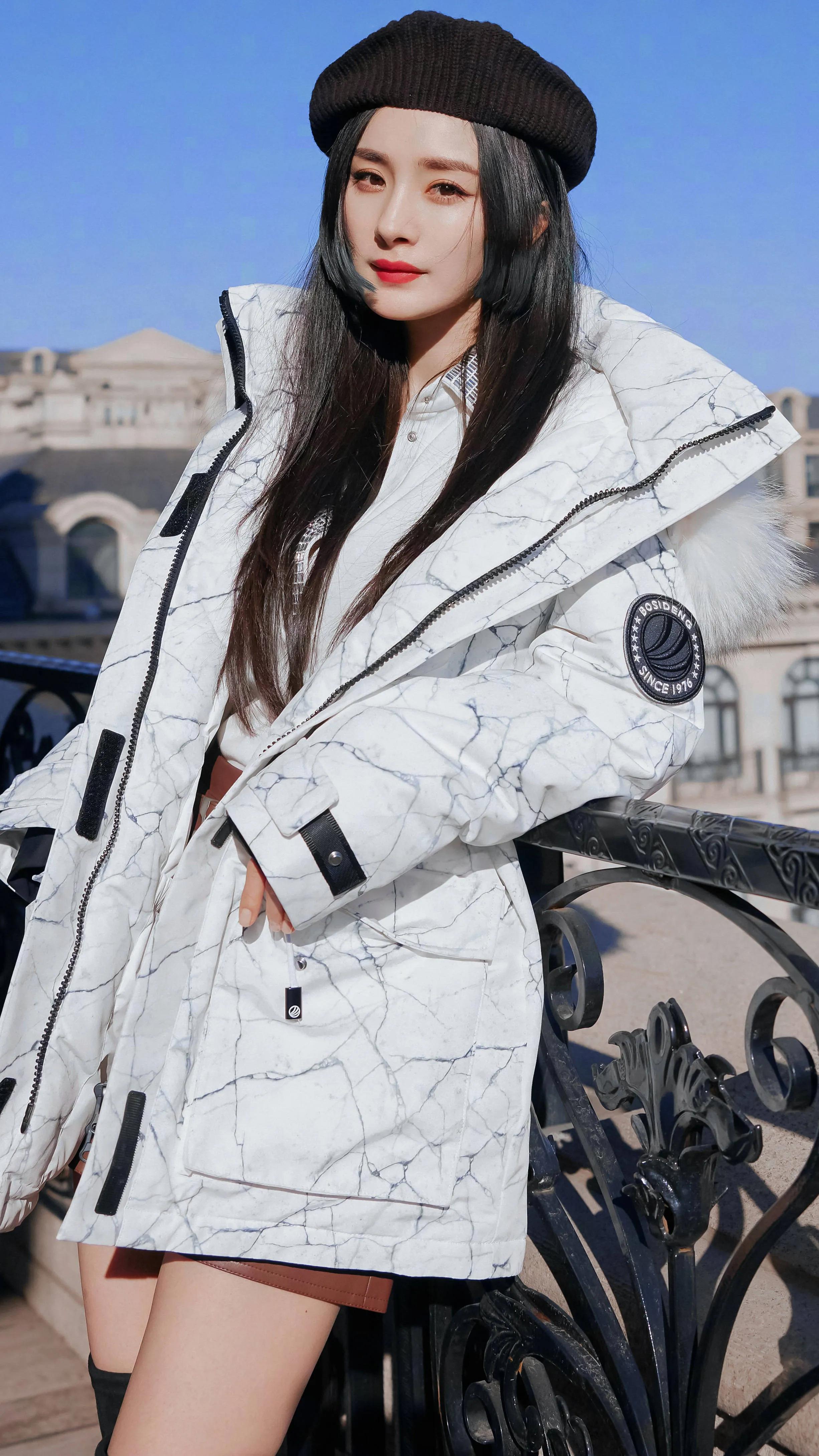 Yang Mi fashion down jacket show - iNEWS
