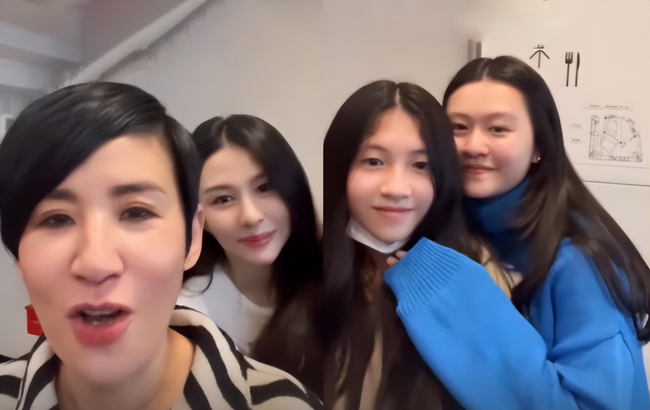 Wu Junrusha took a group photo with Qiu Shuzhen's third daughter, the ...