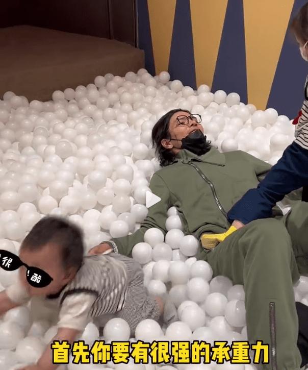 Xiang Zuozhai's family of four played wildly at the playground, Guo ...