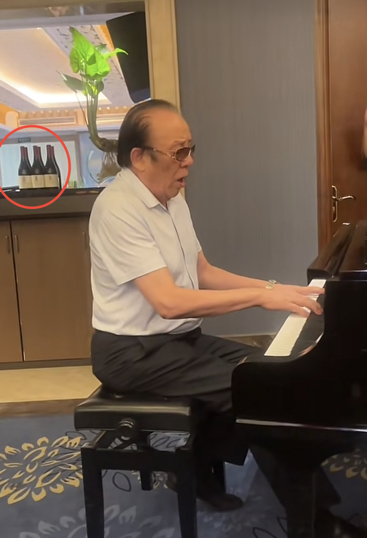 81-year-old singer Yang Hongji appeared, playing the piano in the ...