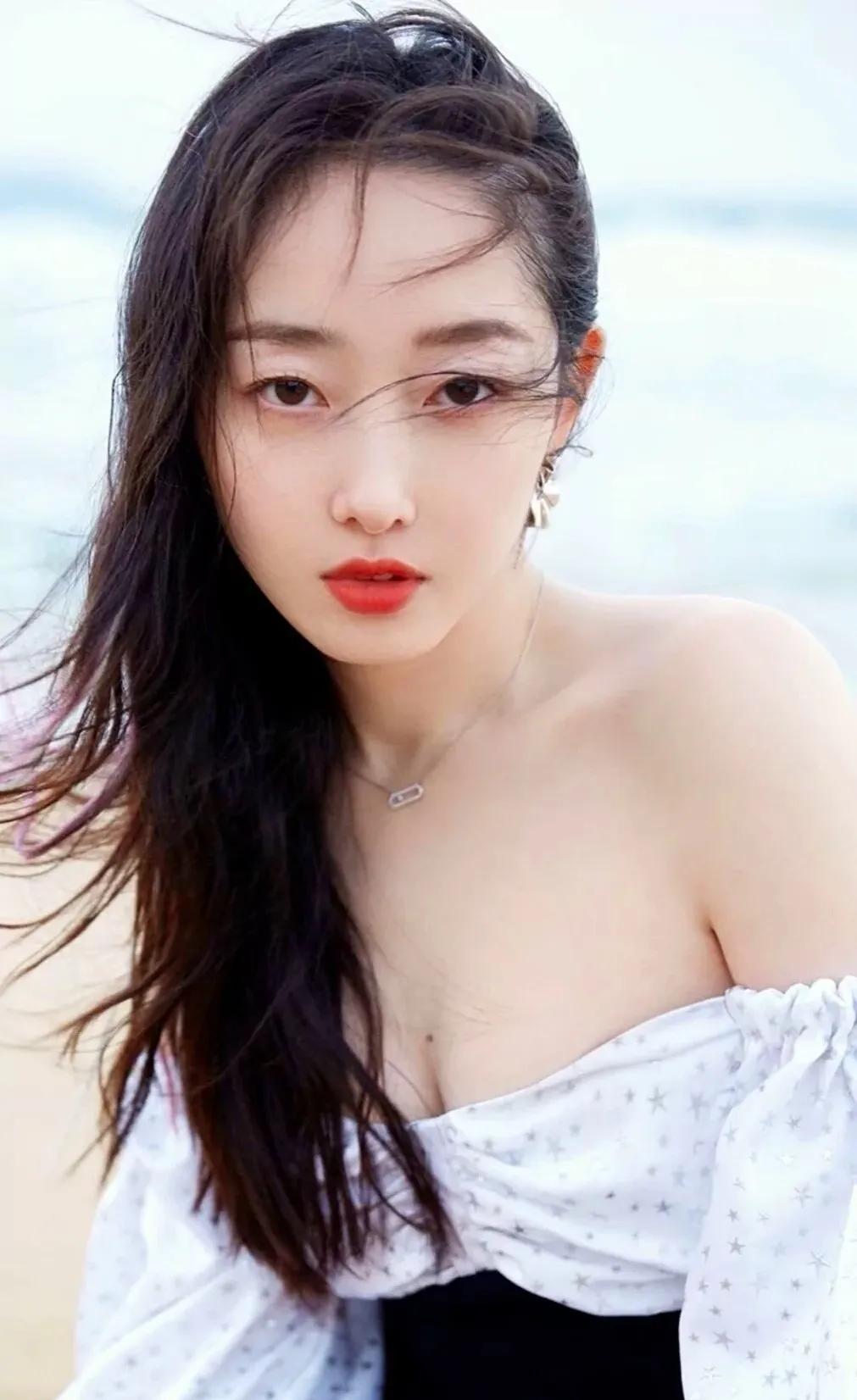 Sexy beauty Jiang Mengjie - iNEWS