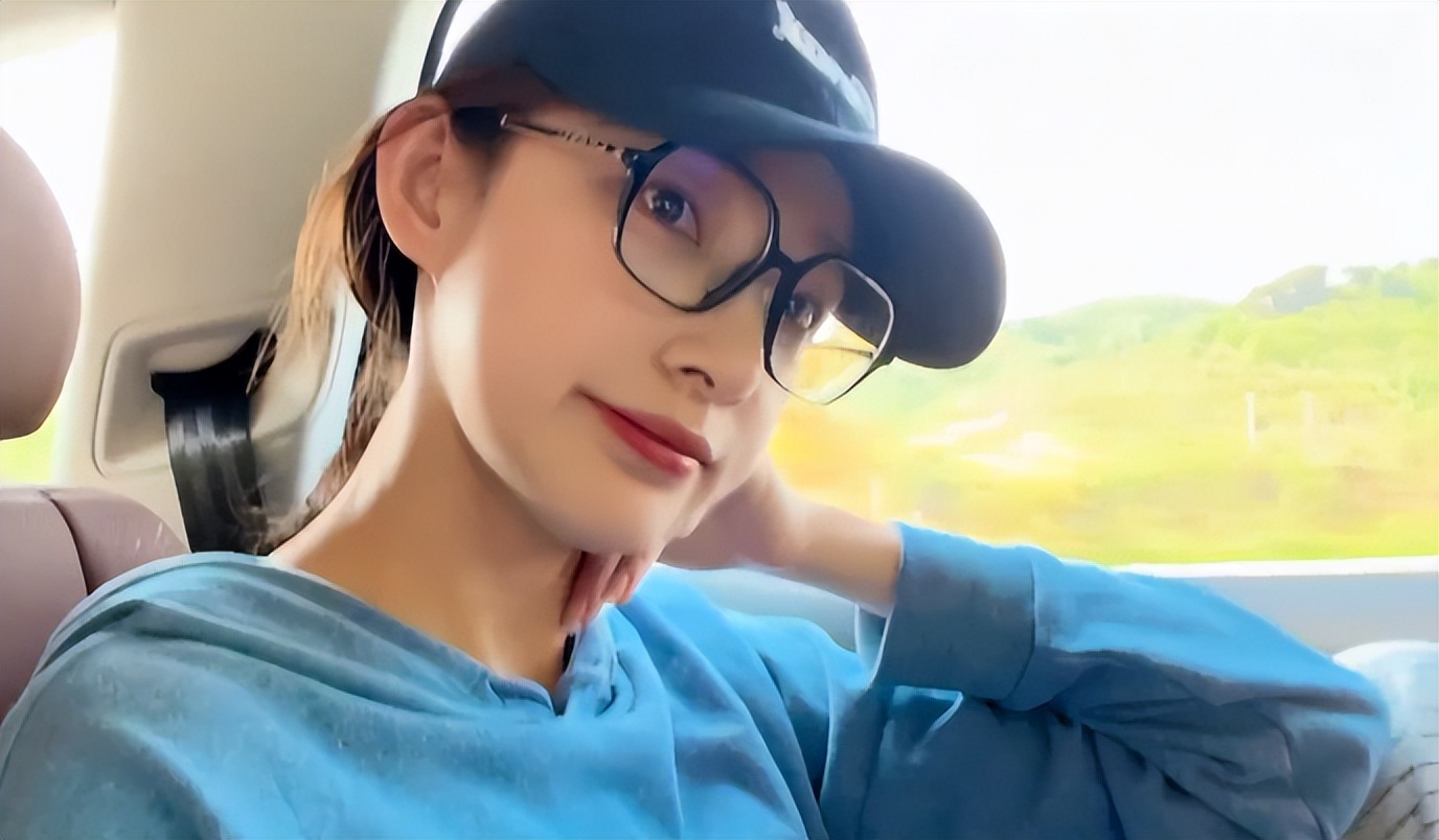 CCTV Ma Fanshu eats snacks on the side of the road, wears a short top ...