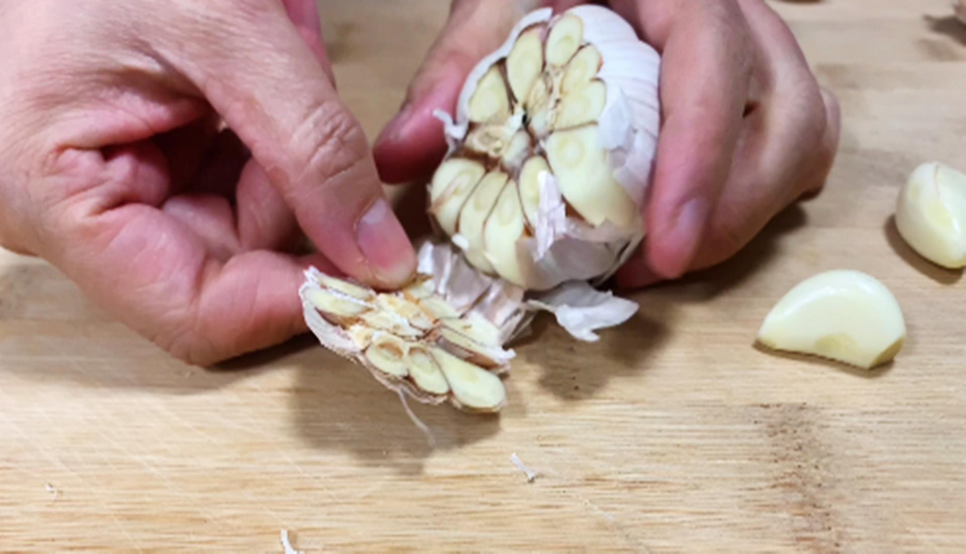 1. Soak rock sugar and garlic in water, which solves the troubles of ...