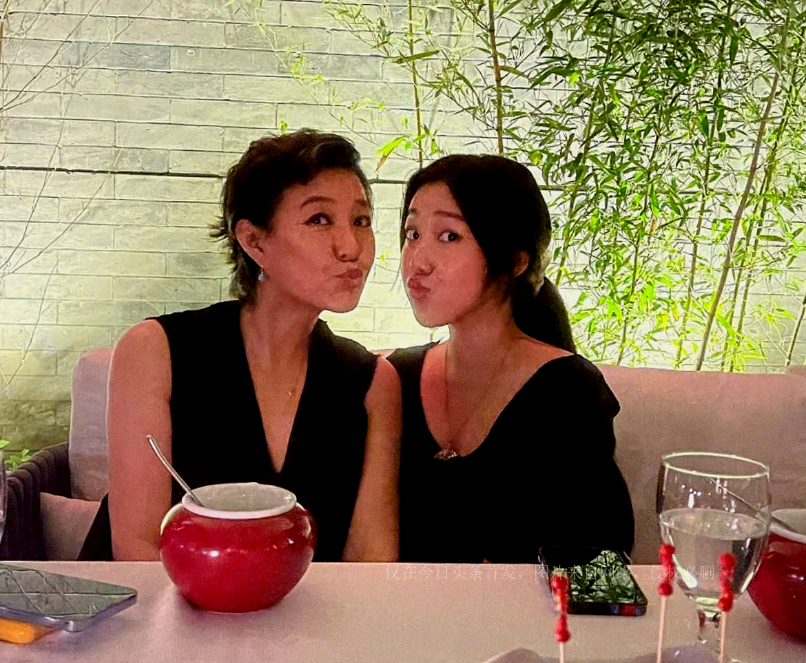 Host Li Jing appeared in a high-end restaurant and her appearance ...