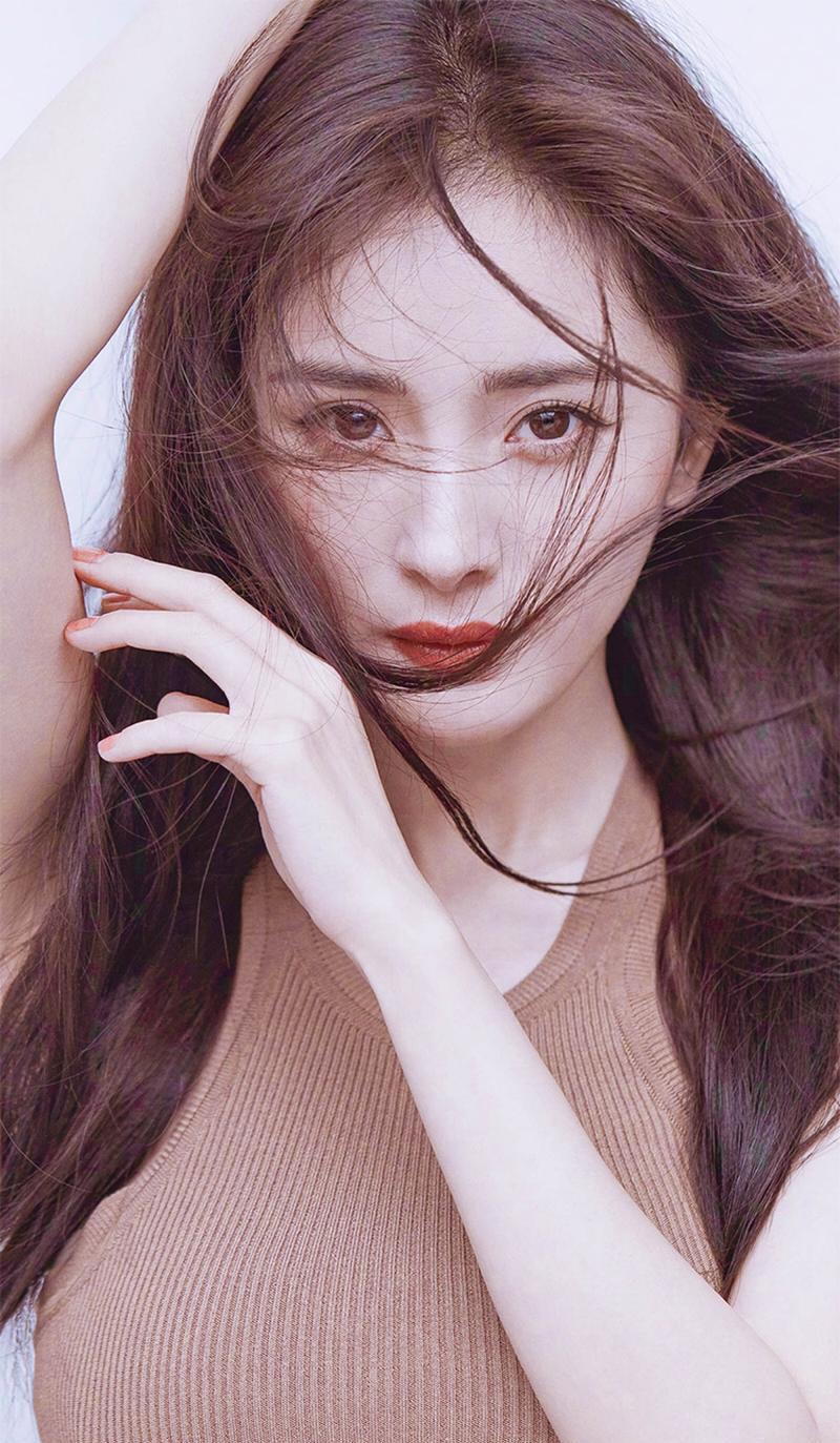 How charming is Lee Bo Young? She was fascinated by Lee Jong Suk and ...