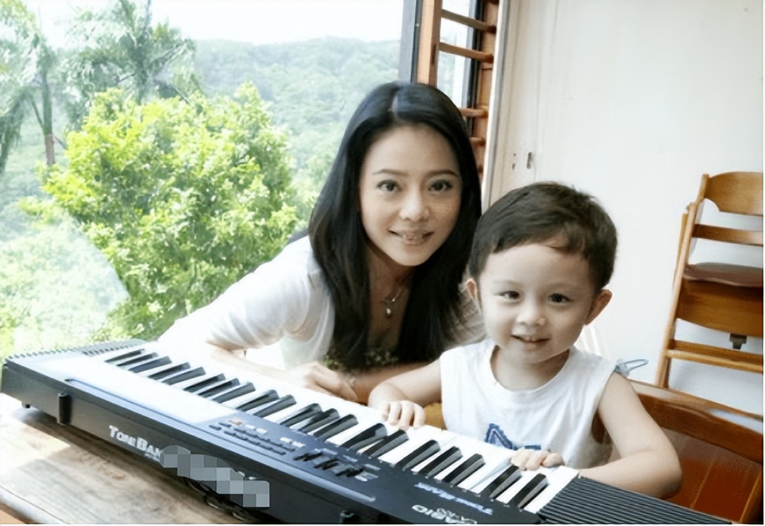 Breastfeeding until the age of 12 and sharing the same bed for 15 years ...