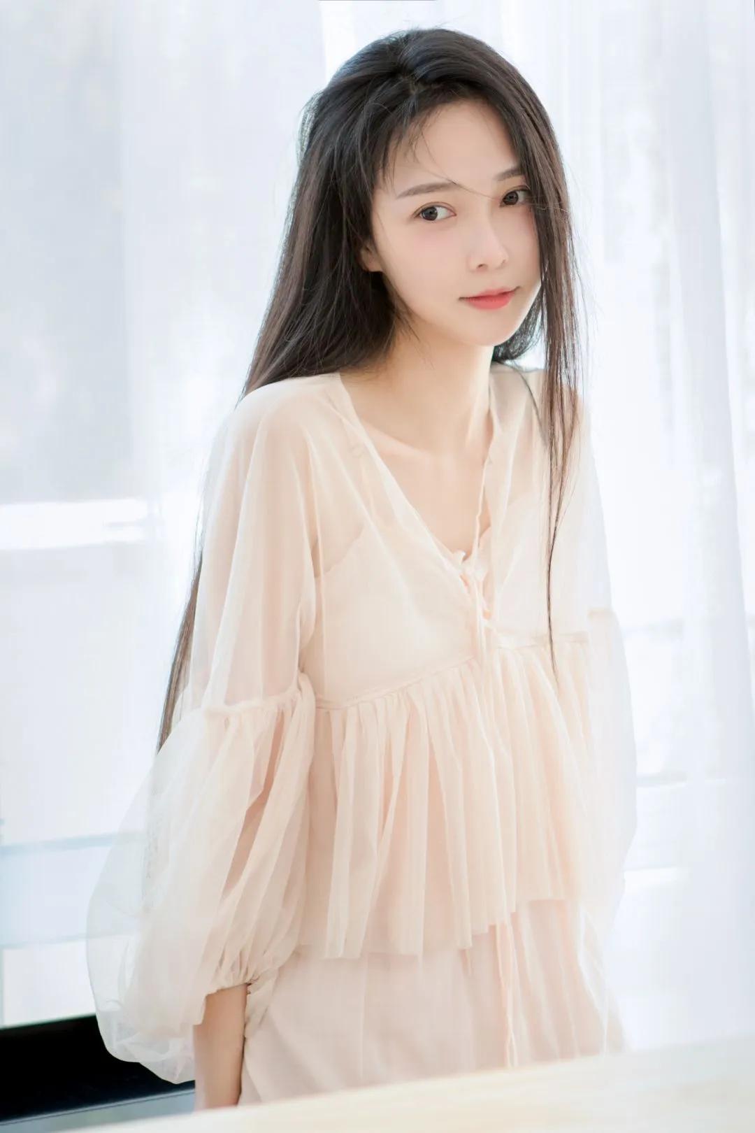 The charming Qiu Shiyuan - iNEWS