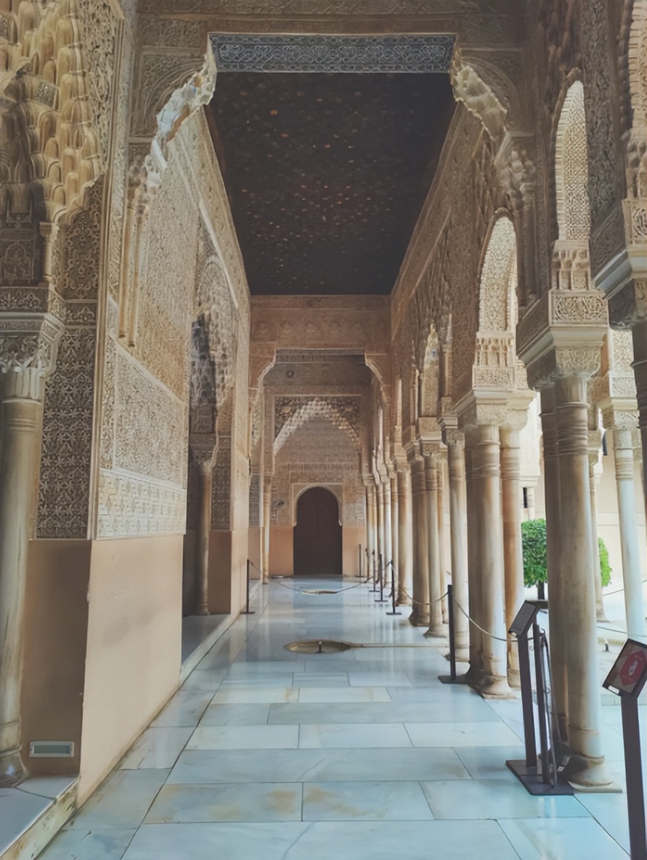 Alhambra Palace: the most beautiful building under the fusion of ...
