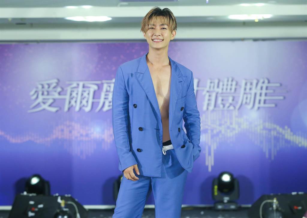 Aaron Yan is off!Showing the perfect six-pack on the catwalk responds ...