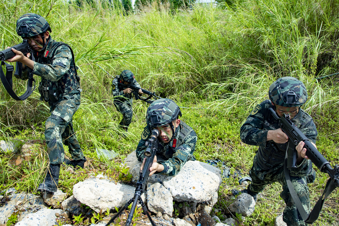 The beacon is everywhere!Watch the armed police officers and soldiers ...