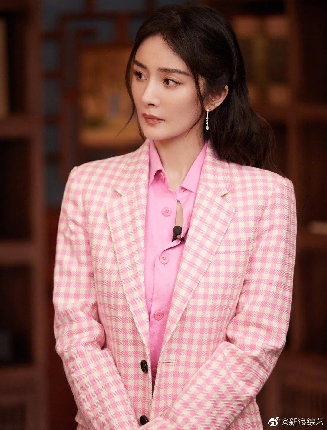 Stills of Yang Mi's youthful pink suit - iMedia