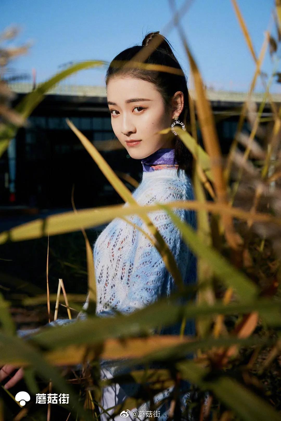 Yang Qiru: Like a flower like a jade, a lotus like a face - iNEWS