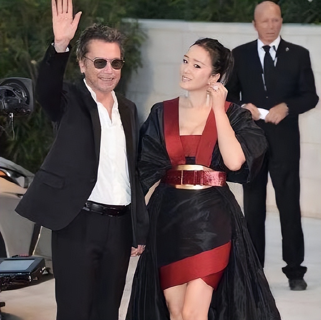 Gong Li and her husband walk the red carpet! Husband has an elegant ...