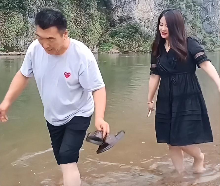 Yucheng was caught on a sneak date with her new love. Yuqin cried and ...